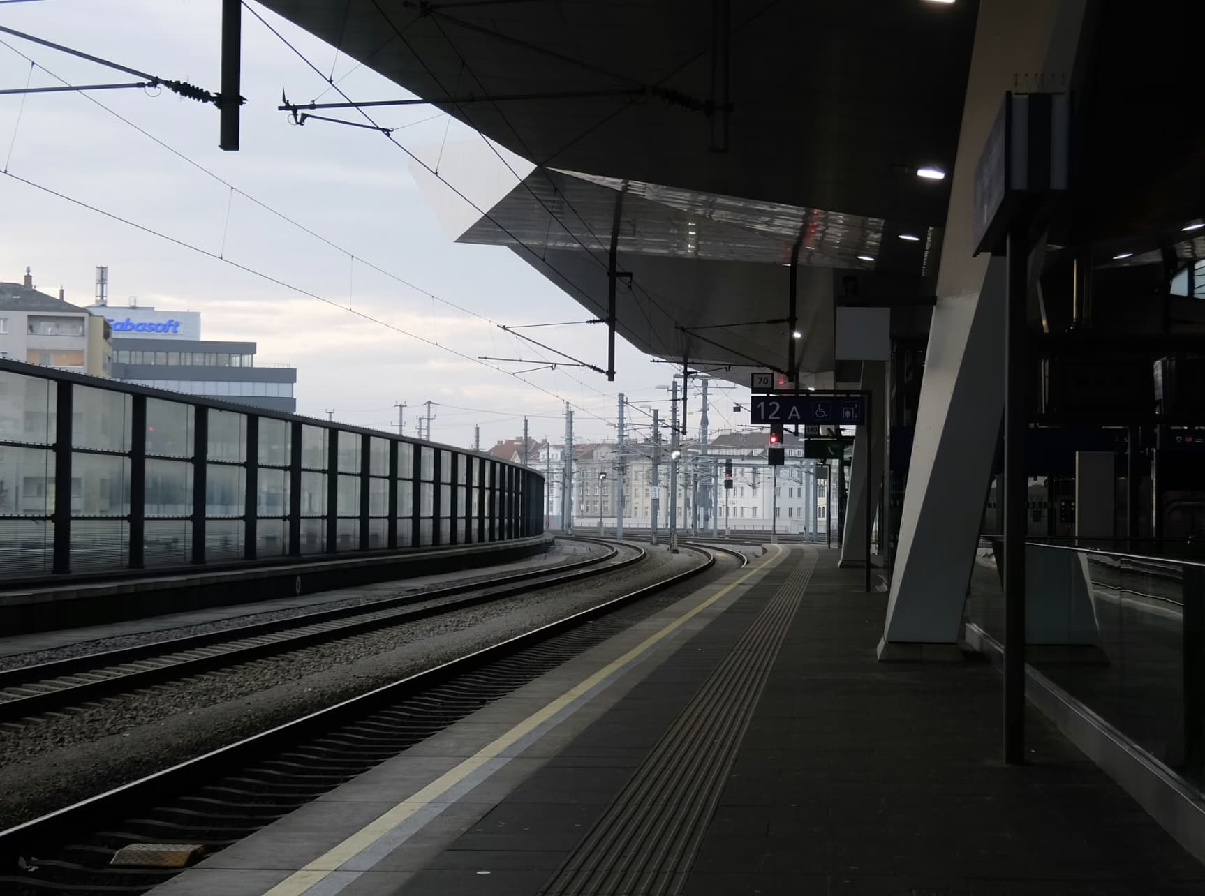 Hauptbahnhof Wien als Symbol für Übergang und Entscheidung im ...